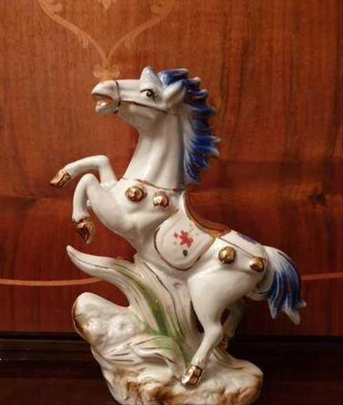 Фарфоровая статуэтка Конь Лошадь