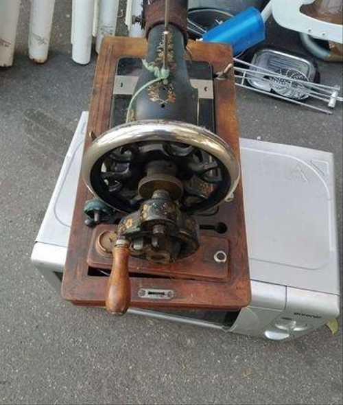 Продаётся старинная швейная машинка немецкой фирмы