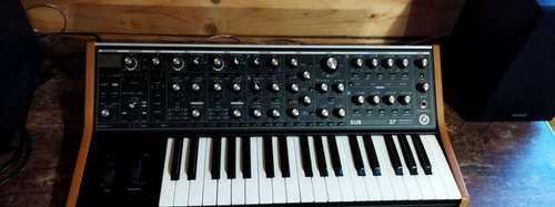 Аналоговый синтезатор Moog Subsequent 37