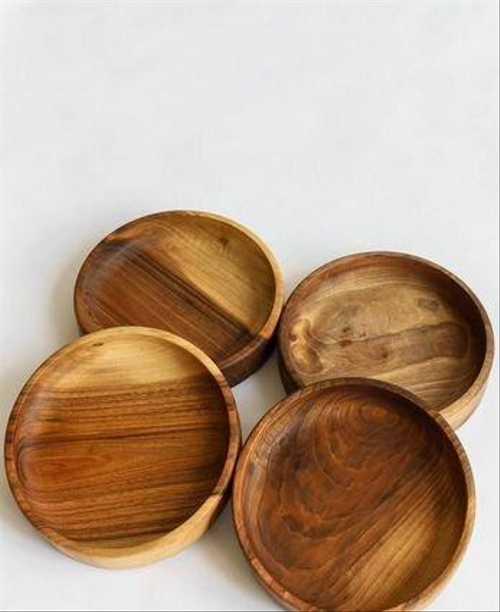 Круглые деревянные тарелки