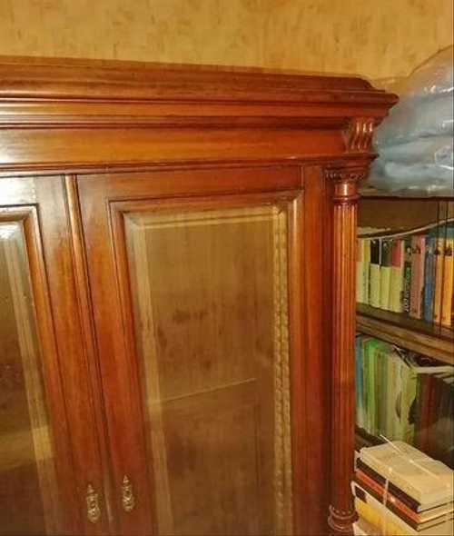 Книжный шкаф старинный