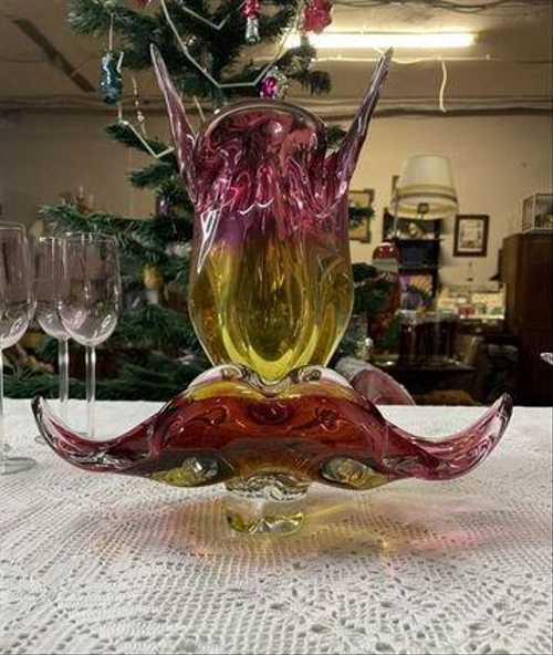 Коллекция редких ваз из цветного стекла