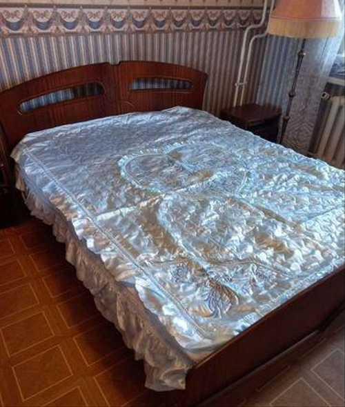 Кровать двухспальная с матрасом 160 на 200