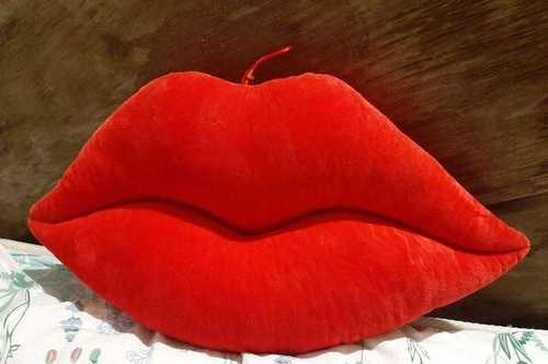 Подушка декоративная "Красные губы"