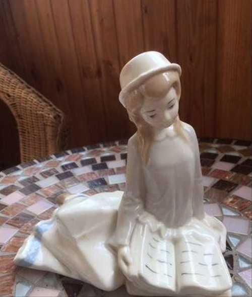 Фарфоровая статуэтка Девушка сидит с книжкой
