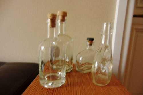 Четыре пустые стеклянные бутылочки