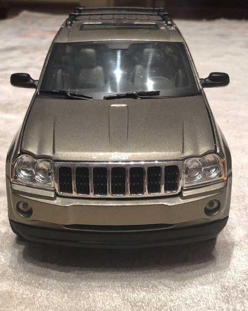 Модель автомобиля Jeep Grand Cheeroke 1:18