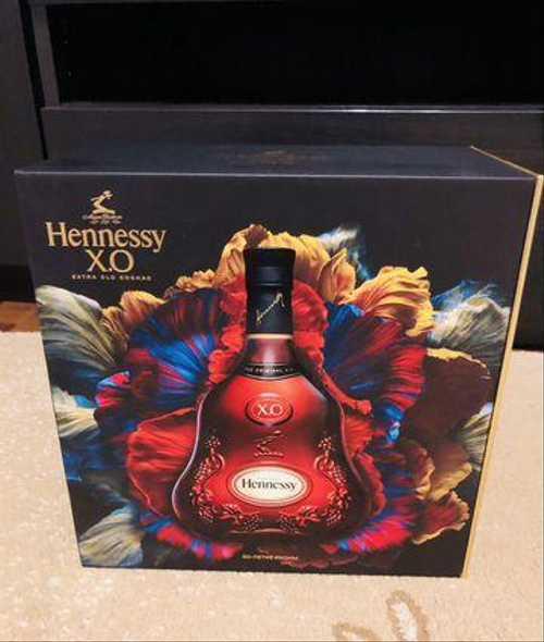 Коробка с бутылкой Hennessy XO