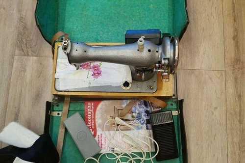 Швейная машина с приставным столиком