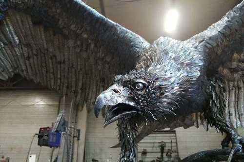 Кованая скульптура орла