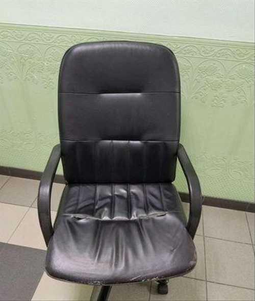 Офисное кожаное кресло