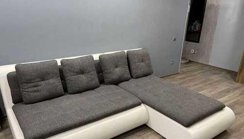 Угловой диван в прекрасном состоянии без косяков