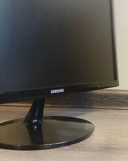 Крутой LED монитор: Samsung S24D300 Black 24 дюйма