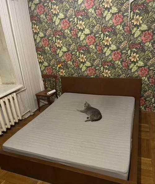 Кровать