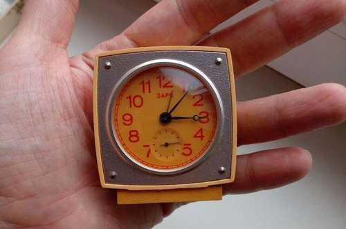 Часы будильник СССР заря