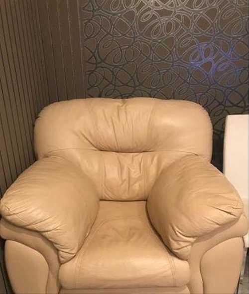 Кожанное кресло и диван