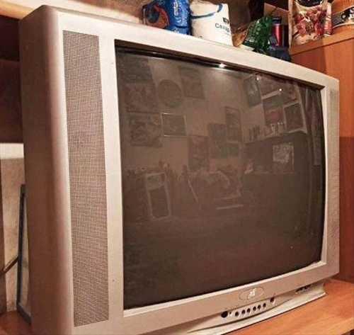 Телевизор, диагональ 72 см (28 дюймов)