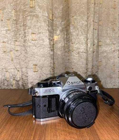 35-мм пленочная зеркальная фотокамера Canon AE-1 с