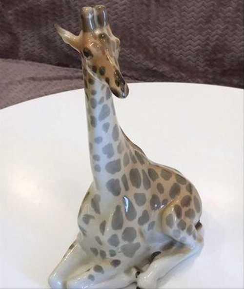 Фарфоровая статуэтка жираф