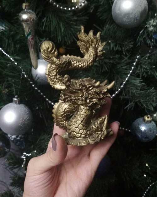 Золотая фигура дракона