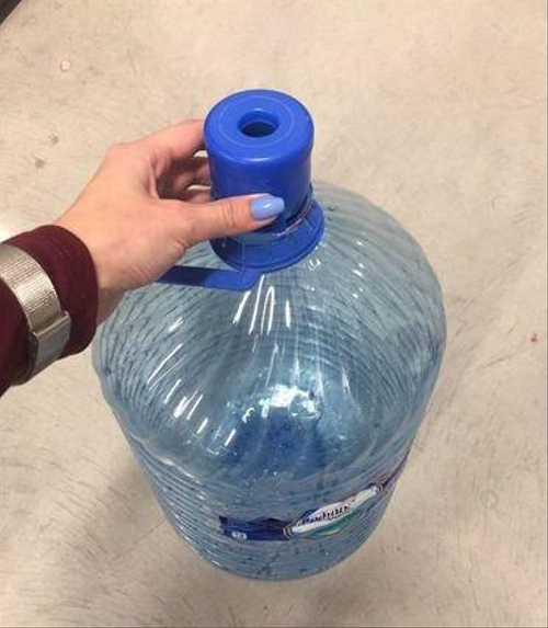 Пустые бутыли для воды 19 литров. Бутылка 19 литров. ПЭТ бутыль 19 литров. Пустые бутыли 19 л. Для переноски баклажек 19 литровых.