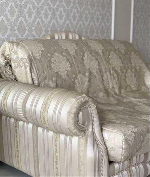 Классический диван с подушками