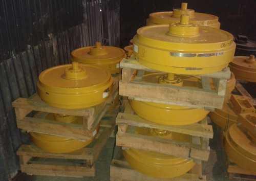 D65E-12 Колесо направляющее 14X-30-00114