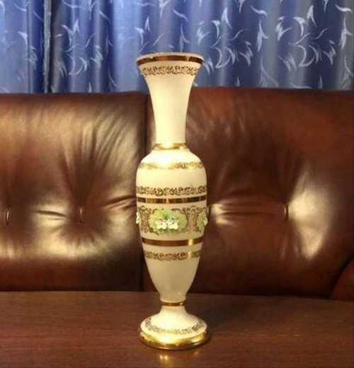 Фарфоровая ваза с лепниной и позолотой