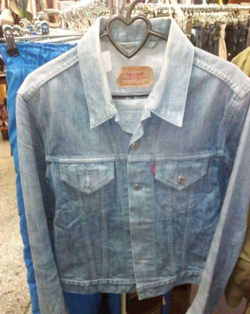 Продам женские куртки Levis