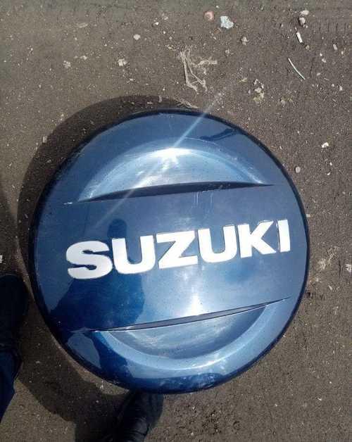 Колпаки suzuki. Колпак запасного колеса Сузуки Гранд. Колпак запасного колеса Сузуки Гранд Витара. Кожух запаски Сузуки Гранд Витара. Колпак на чехол запасного колеса Сузуки Гранд Витара.