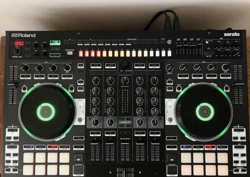 DJ-контроллер Roland DJ-808