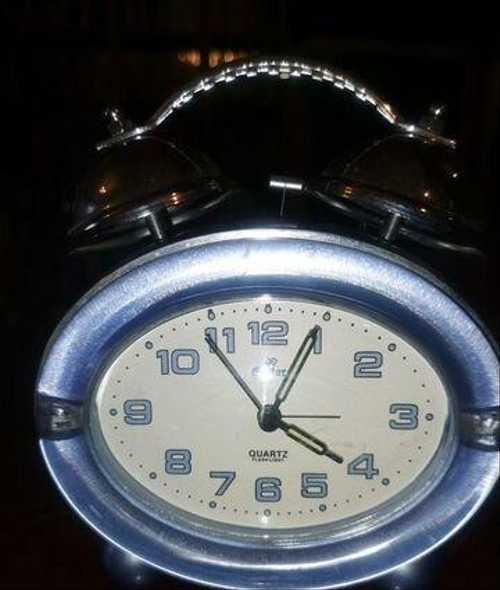 Часы будильник с молоточком и колольчиками