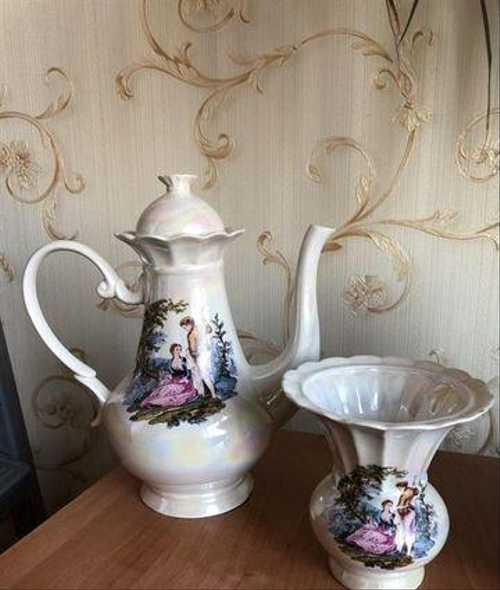 Фарфоровый чайник и ваза