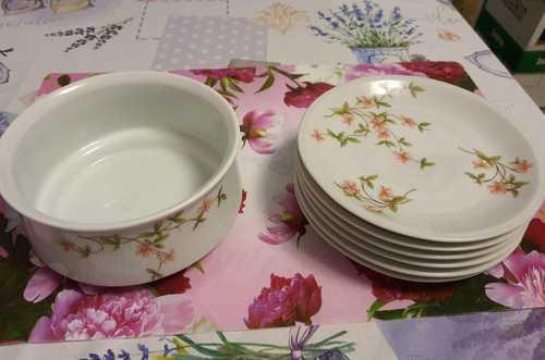 Набор посуды (тарелки и чашка)