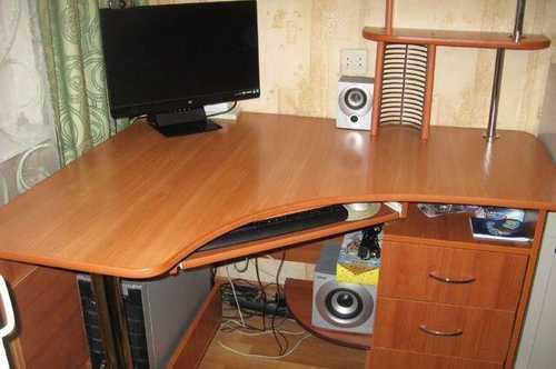 Стол угловой бу. Старый компьютерный стол. Старый угловой стол. Угловой компьютерный стол старого образца. Компьютерный стол рыжий.