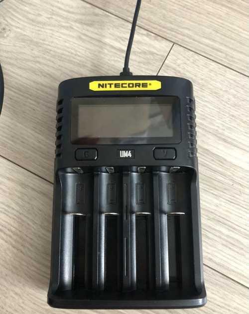 Зарядное устройство nitecore um4