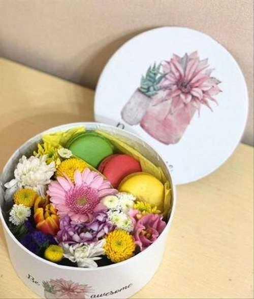 Цветы в круглой коробке с макарунс