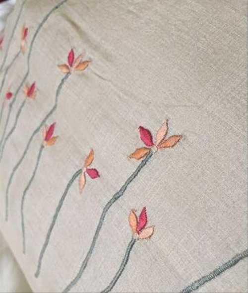 Подушка шелковая с вышитыми цветами