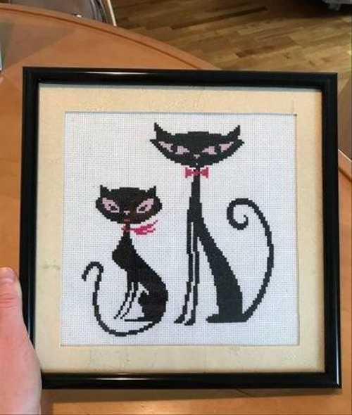 Картина Вышивка Кошки в раме за стелком