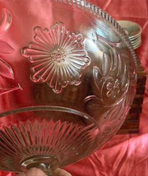 Старинная стеклянная ваза для фруктов