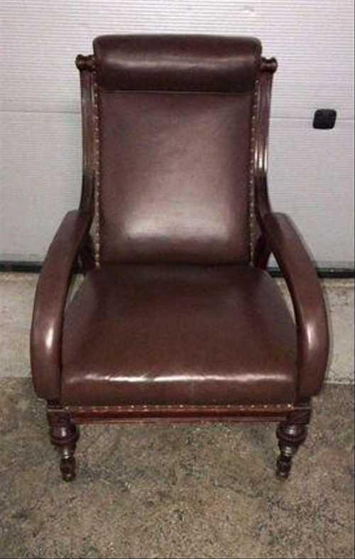 Старинное винтажное кожанное кресло