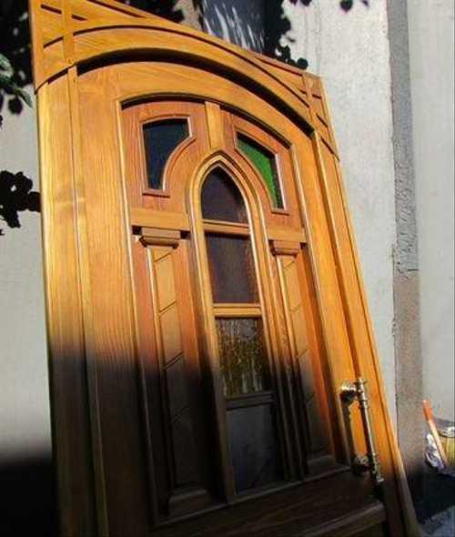 Дверь деревянная в готическом стиле 2х створчатая