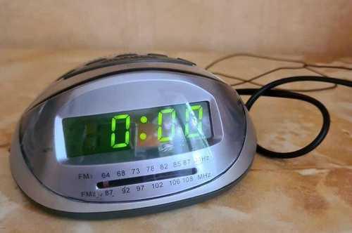 Часы кварцевые электронные -будильник -радио