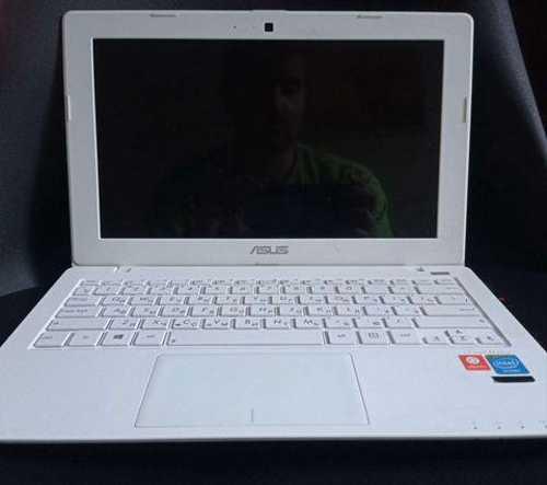 Ноутбук Asus X200CA