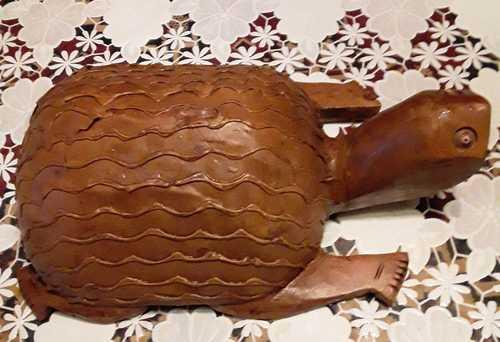 Деревянная черепаха в коже