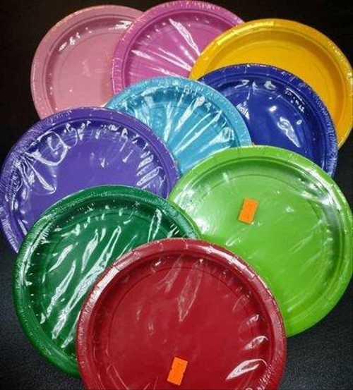 Набор цветных бумажных тарелок