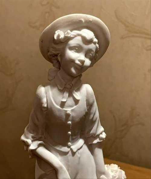 Статуэтка Capodimonte девушка цветочница винтаж