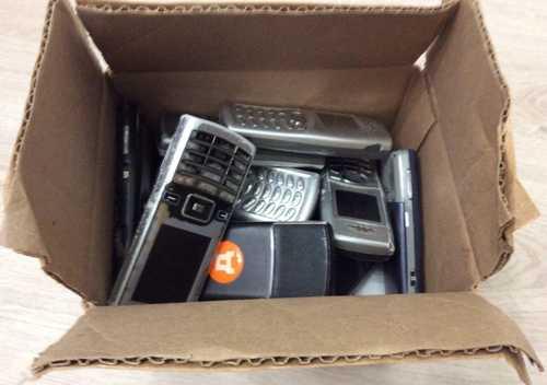 Коробка со старыми кнопочными Samsung