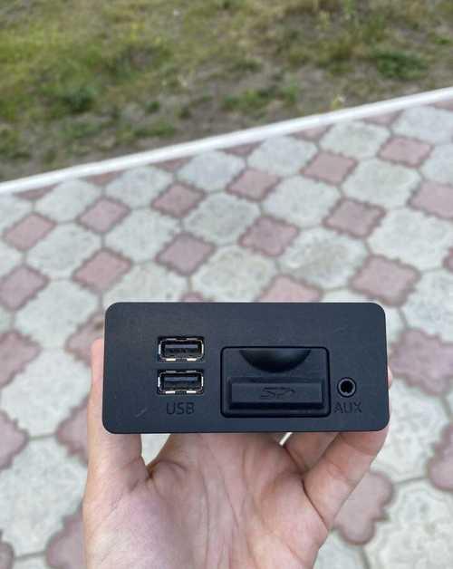 Разъем USB / AUX mazda