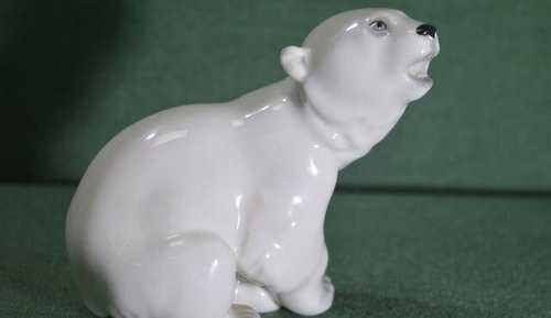 Фарфоровая статуэтка "Белый полярный медведь" лфз